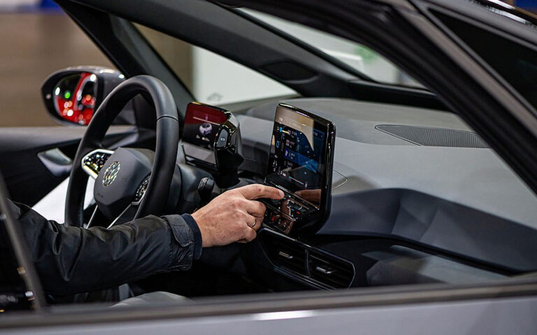 Why Digital Cockpits Are Replacing Traditional Dashboards - CarBook ...